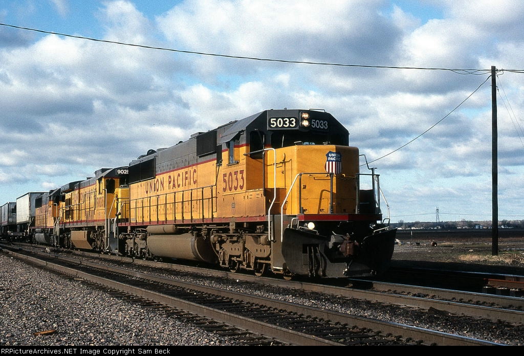 UP 5033 and 9025